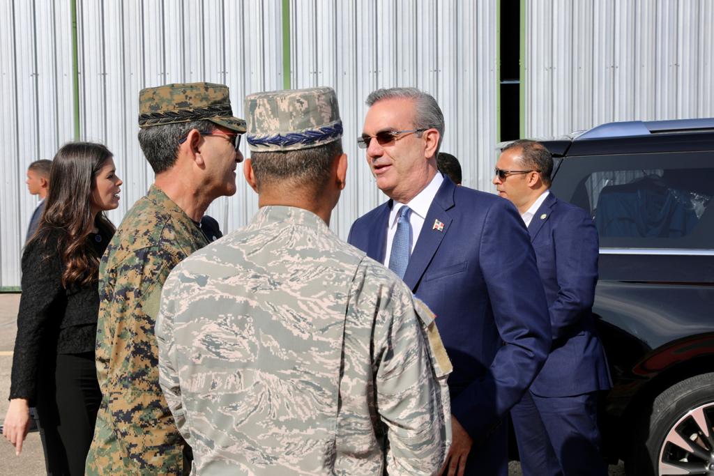 Abinader sale a Washington para reunirse con Kamala Harris