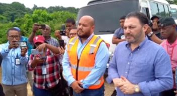 Funcionarios supervisan obras que construye el INAPA en San Cristóbal