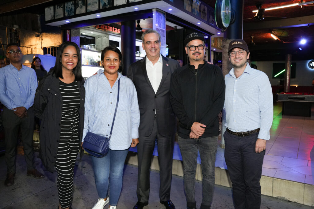 Presidente Abinader visita de cortesía set de la película “Colao 2”