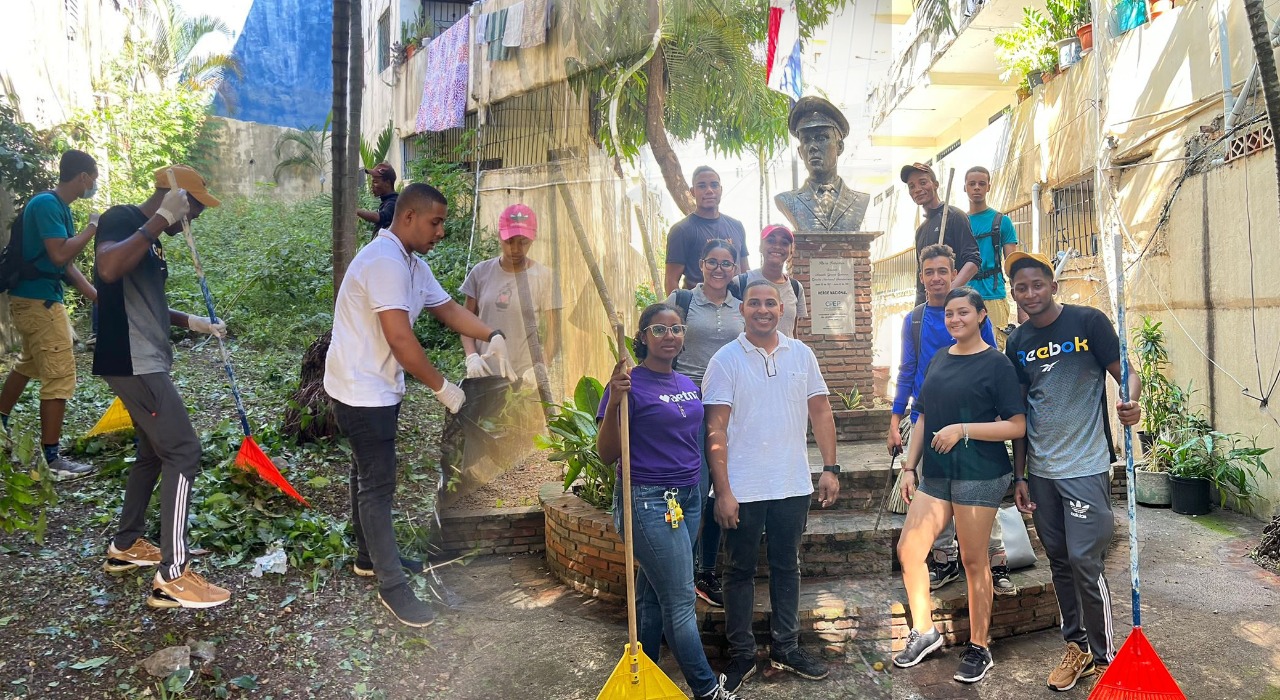 Universitarios rescatan busto del teniente Amado García Guerrero