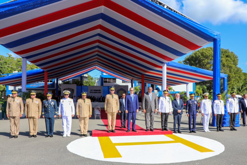 Presidente Abinader encabeza graduación de cadetes PN