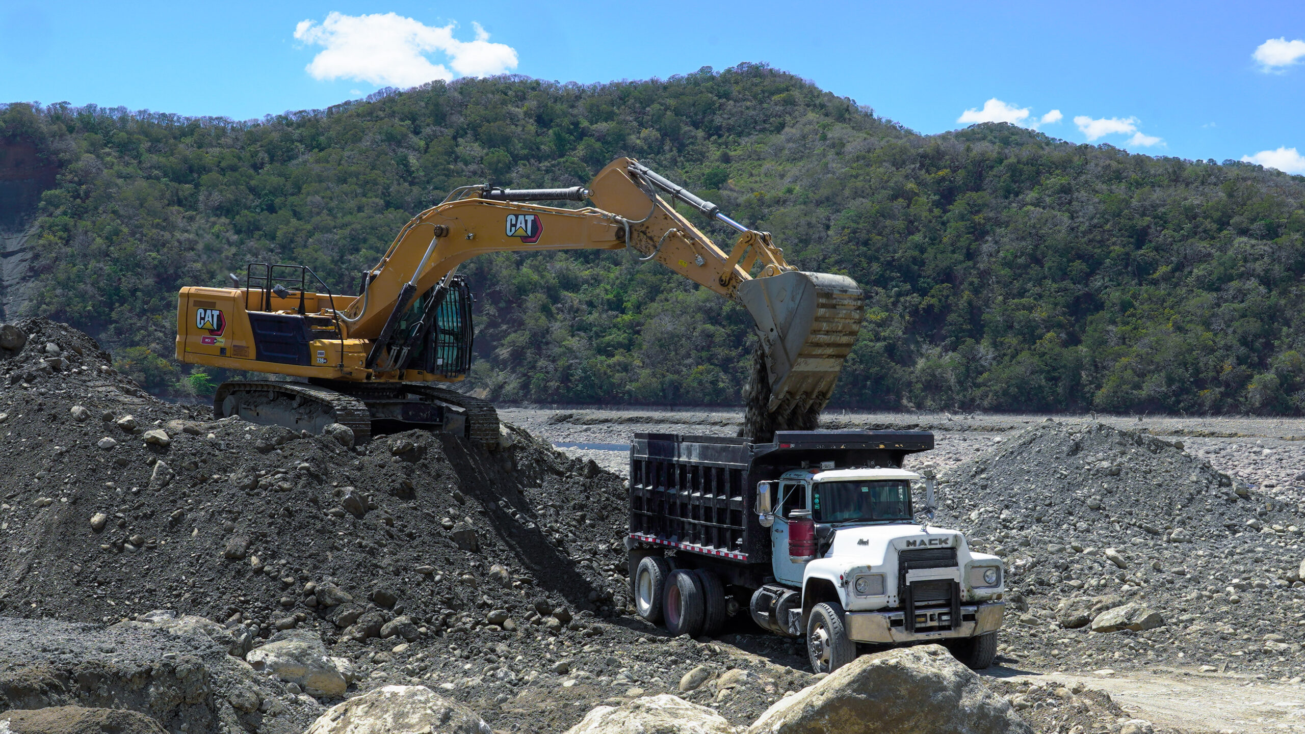 Gobierno inicia dragado en contraembalse Las Barías