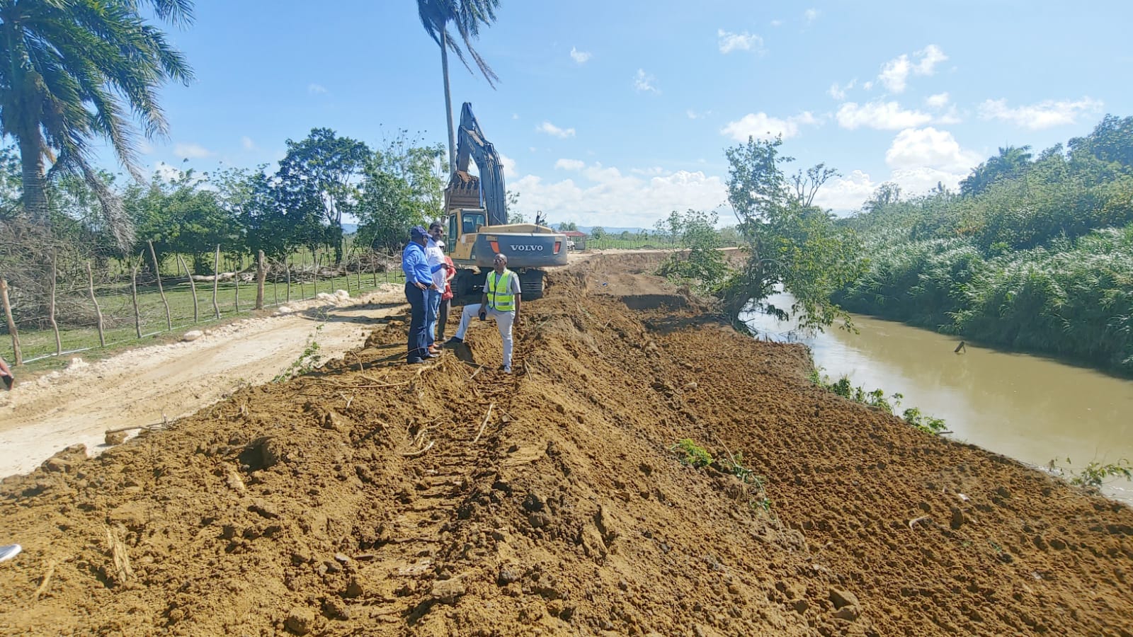 INDRHI trabaja canal de riego en Nagua INDRHI trabaja canal de riego en Nagua