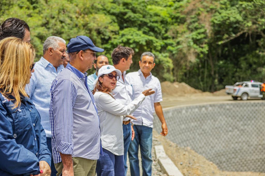 Ministro Obras Públicas supervisa trabajos carretera Rancho Arriba