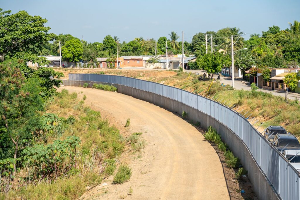 Ministro Santos Echavarría supervisa avances del muro fronterizo en Dajabón
