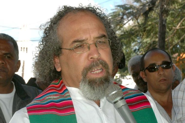 Padre Rogelio acusa a Fernández de asociarse con Haití