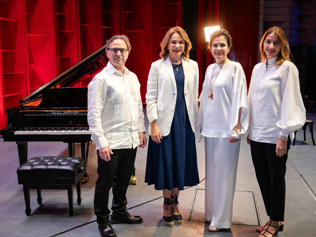 E. León Jimenes dona un nuevo piano al Teatro Nacional