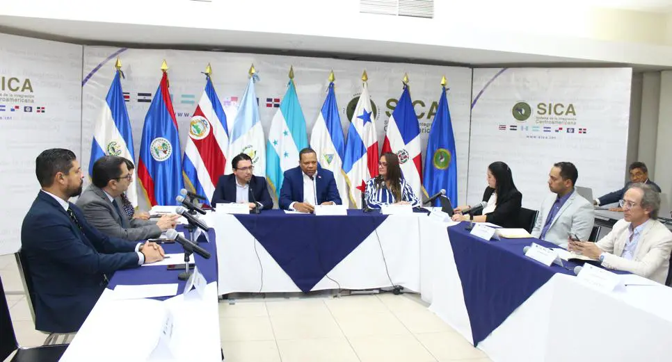 Firman acuerdo para proteger consumidores comercio electrónico