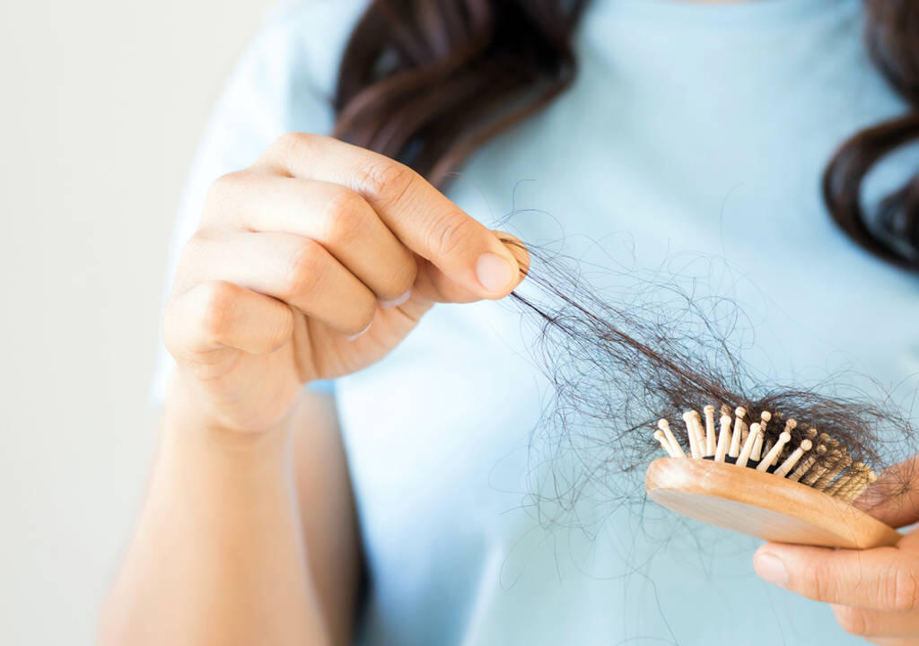 Descubre 4 posibles causas por las cuales se te cae el cabello