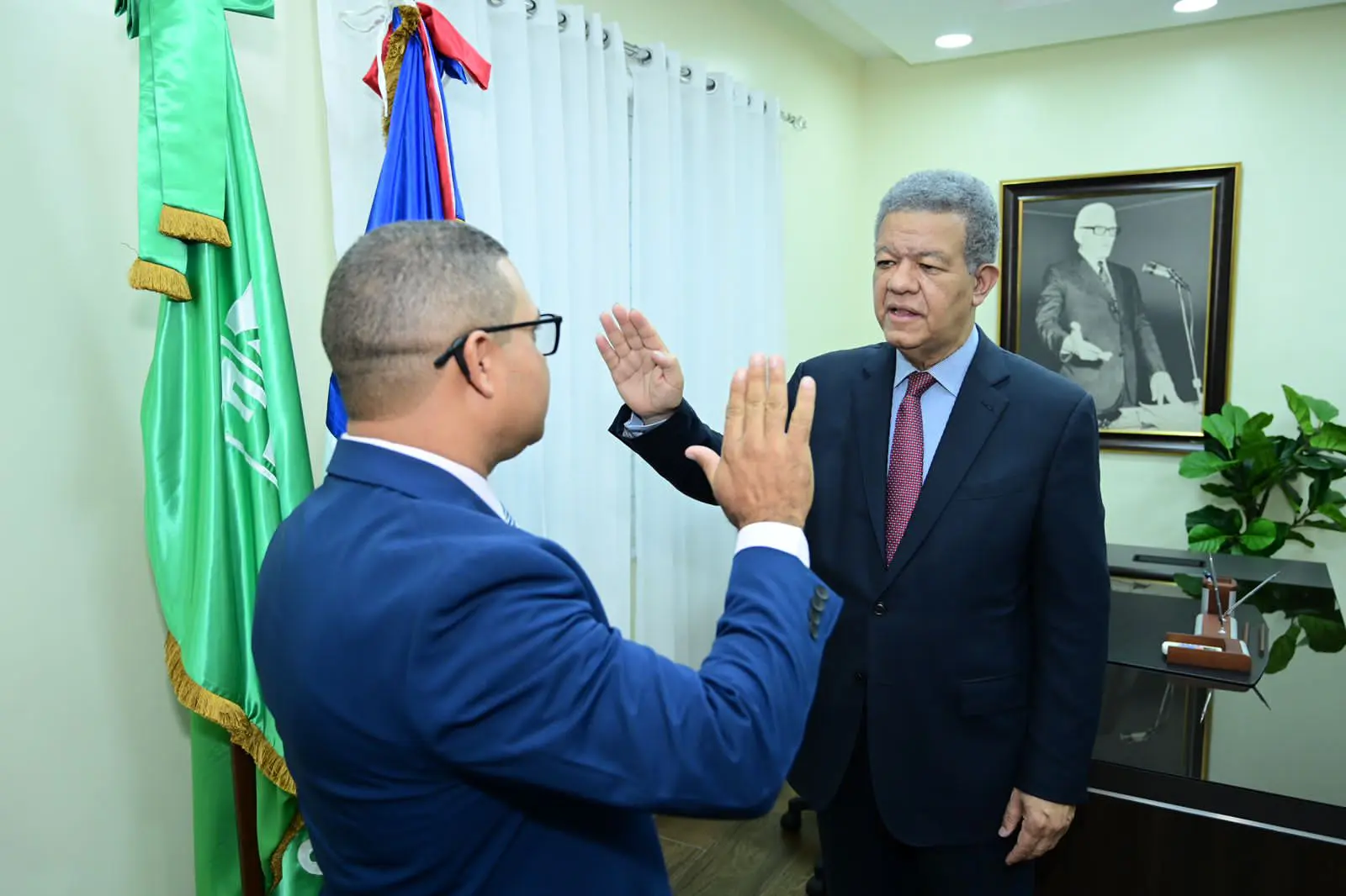 Político y escritor Dionicio López es juramentado en la FP