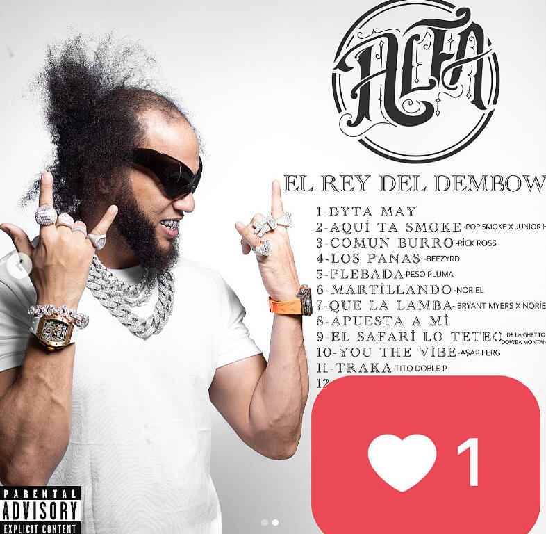 El Alfa muestra su calvicie