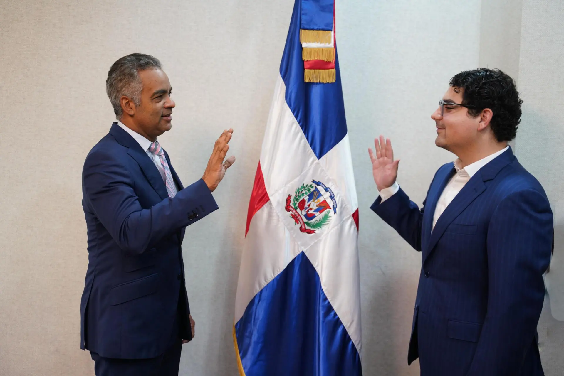 Hostos Rizik es juramentado en Unidad de Evaluación