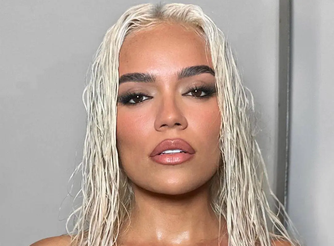 Karol G posa con vestido transparente para mostrar su salvaje look