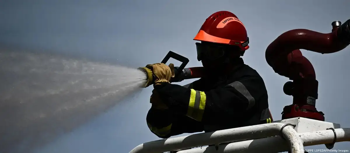 Diseñan un robot en forma de dragón para apagar incendios
