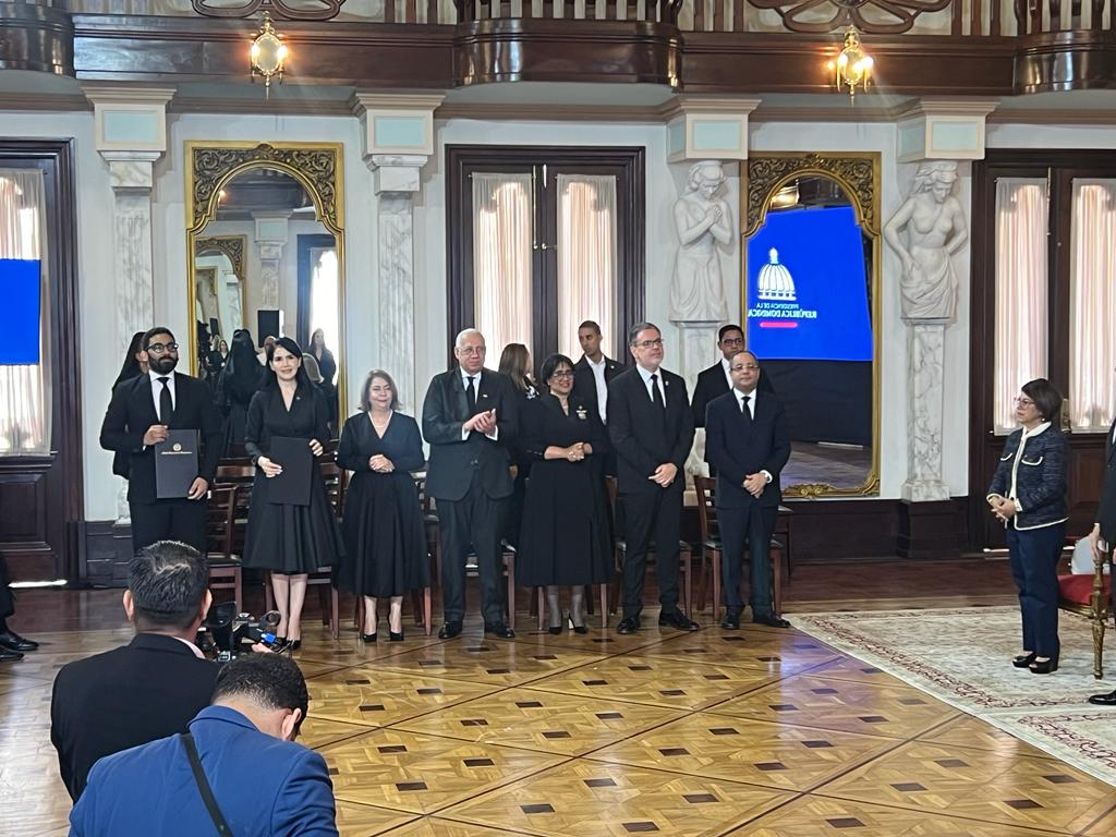 Vicepresidenta Raquel Peña juramenta nuevos miembros del TC