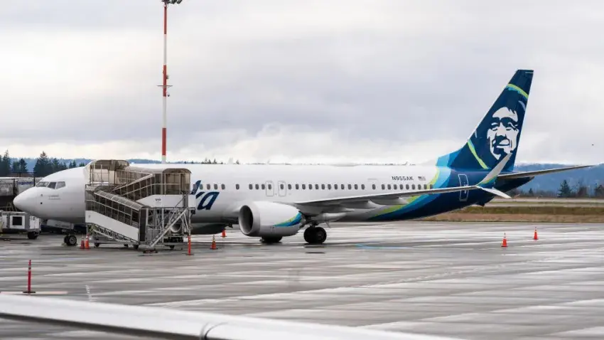 Encuentran parte desprendida del avión de Alaska Airlines