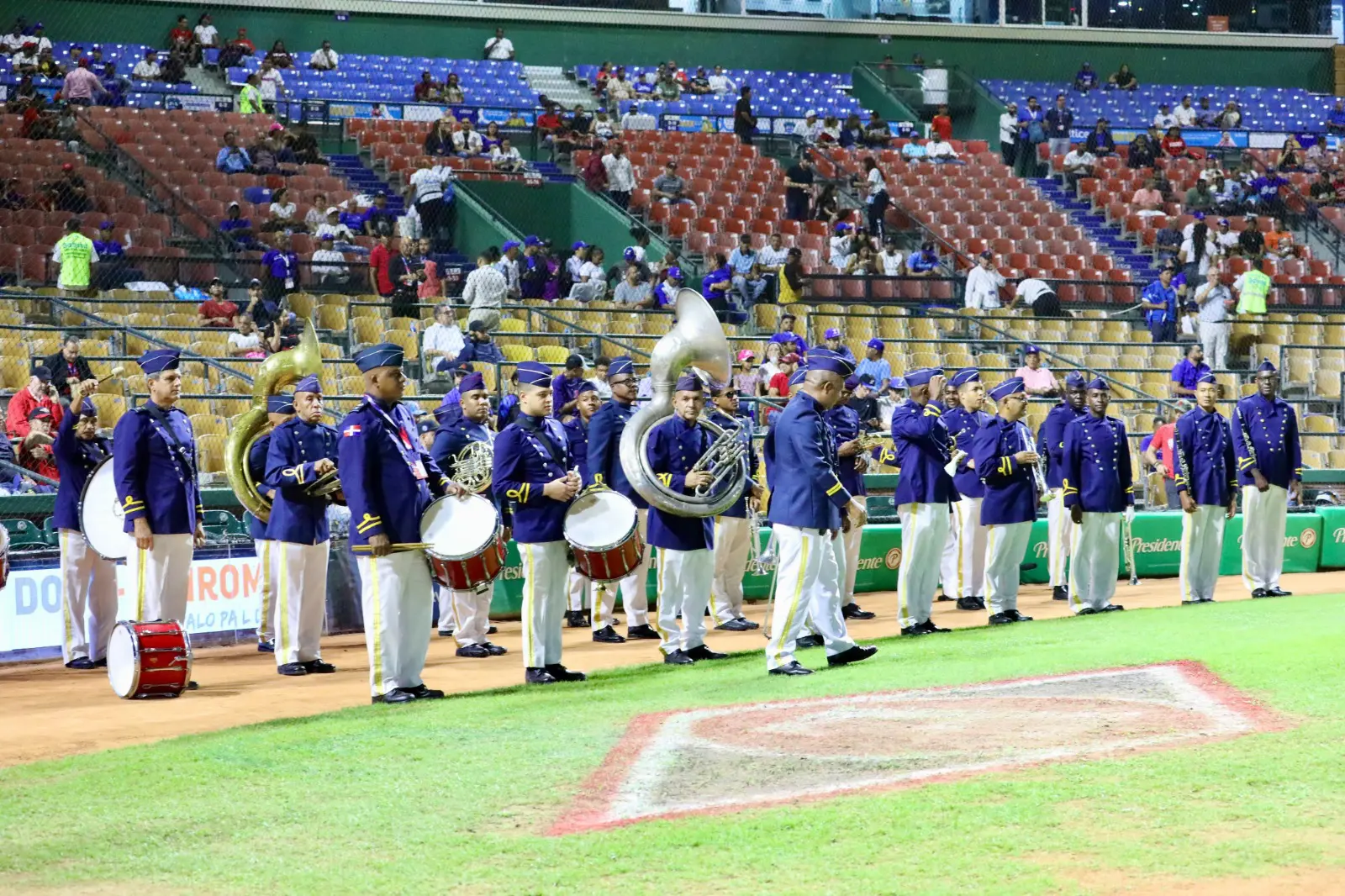 Leones del Escogido rinde tributo a bomberos del Distrito Nacional