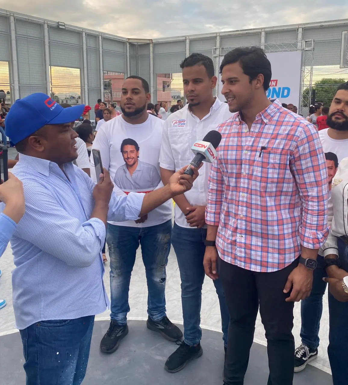 Raymond Rodríguez lleva alegría y felicidad a cientos de niños