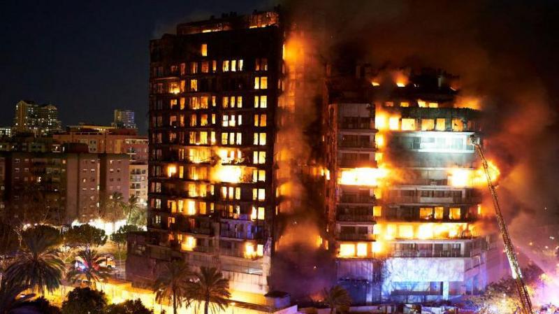 Voraz incendio consumió edificio de 14 pisos y dejó diez muertos