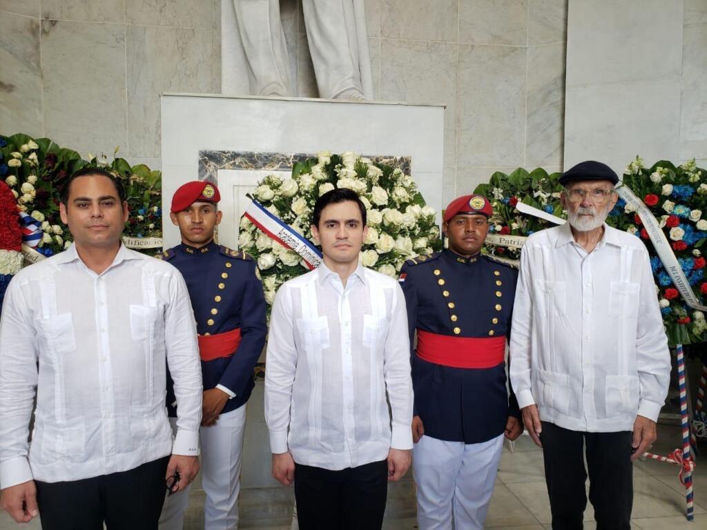 La ADGH coloca una ofrenda floral en el Altar de la Patria