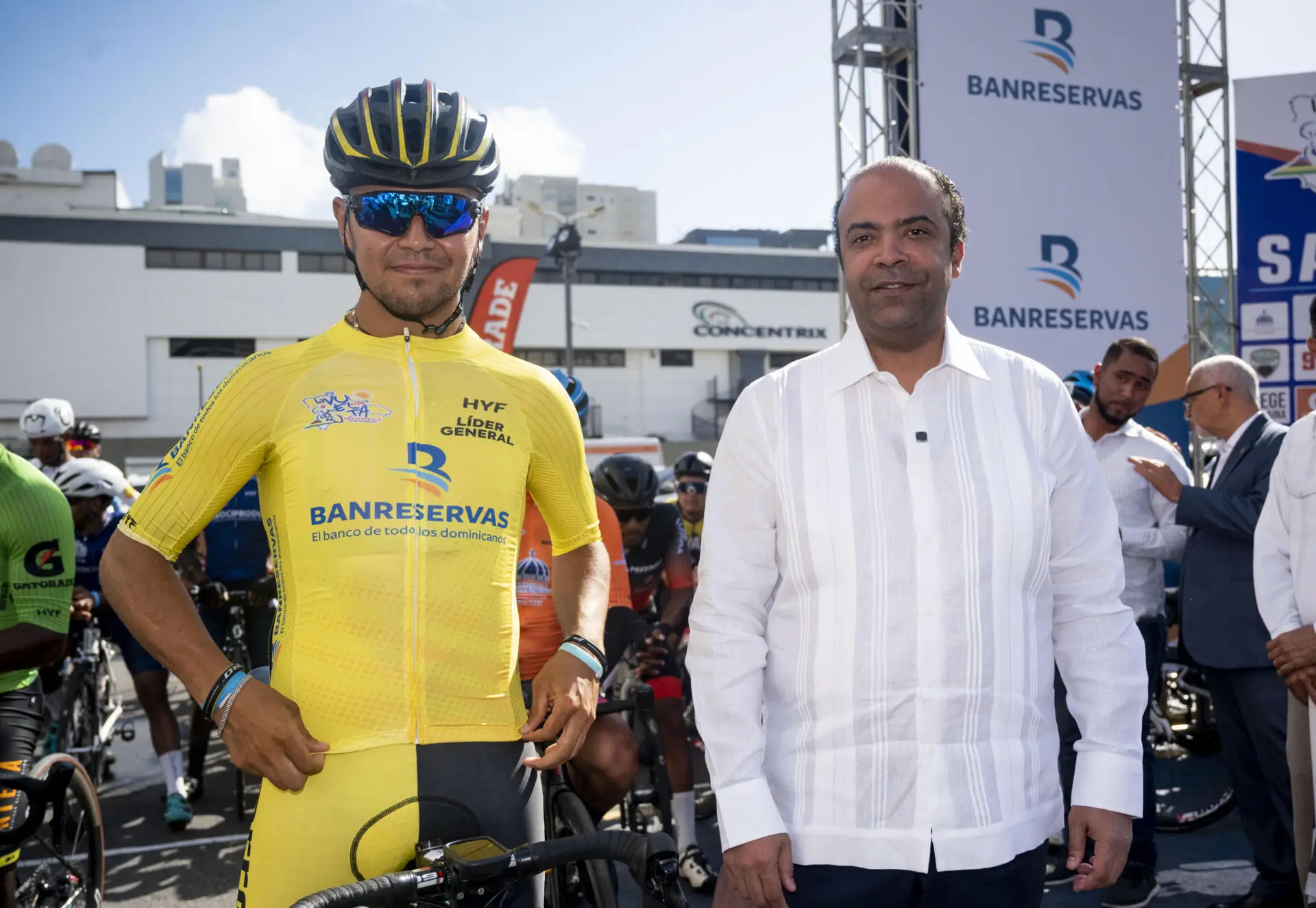 Samuel Pereyra da el banderazo de salida de la Vuelta Ciclística