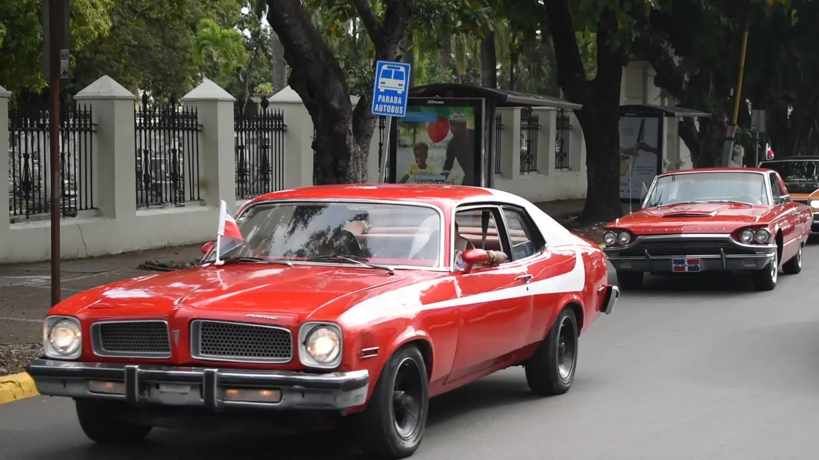 Cientos disfrutan de exhibición y desfile autos antiguos