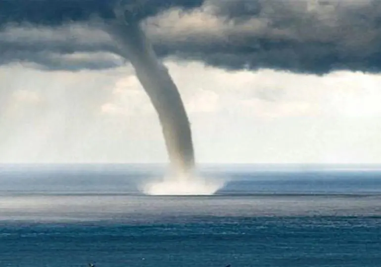 Trombas marinas causan asombro y temor en Sabana de la Mar