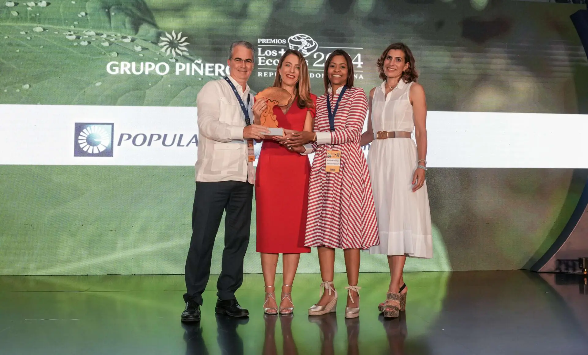 Popular recibe premio de Grupo Piñero