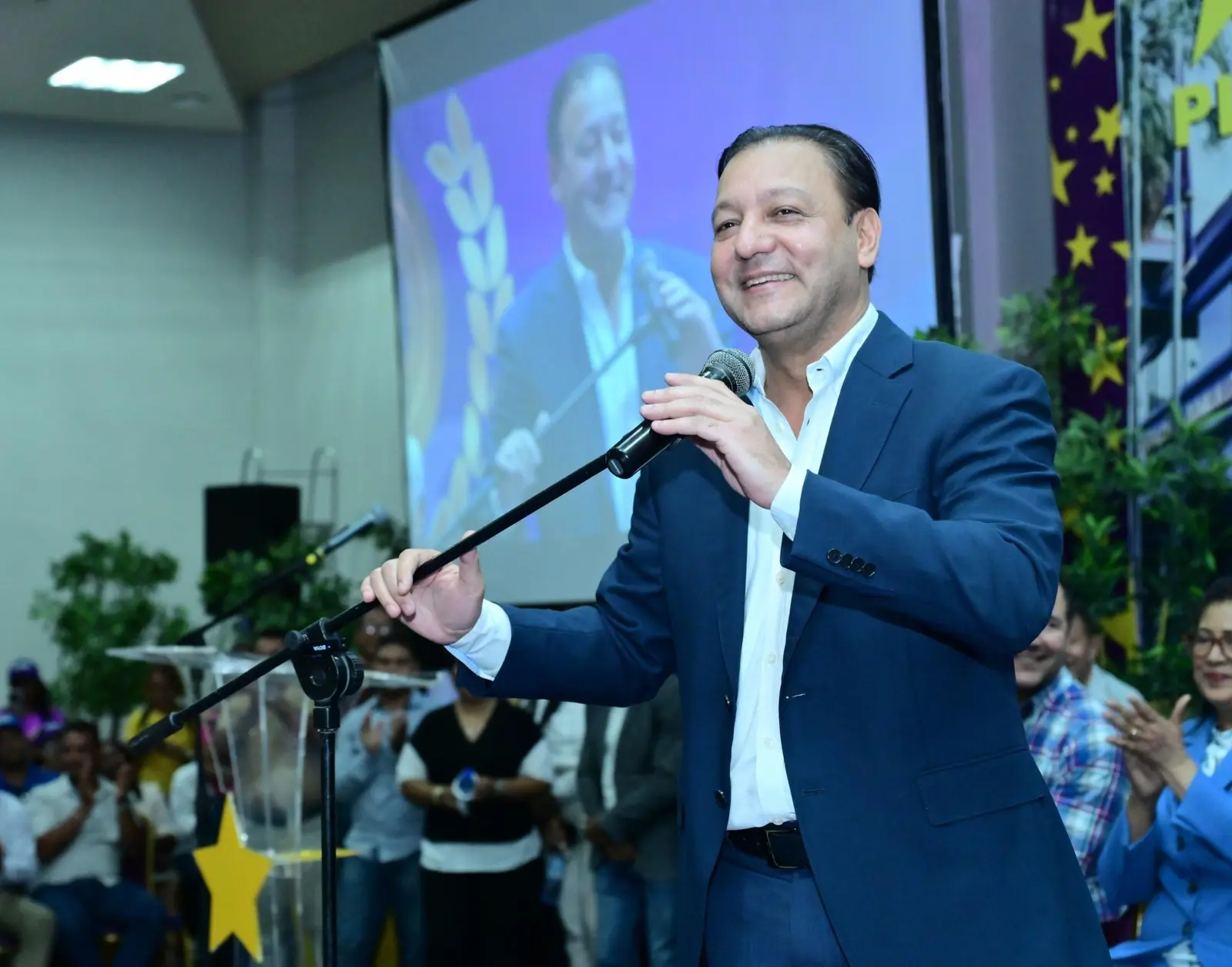 Abel Martínez recibe apoyo de maestros del PLD