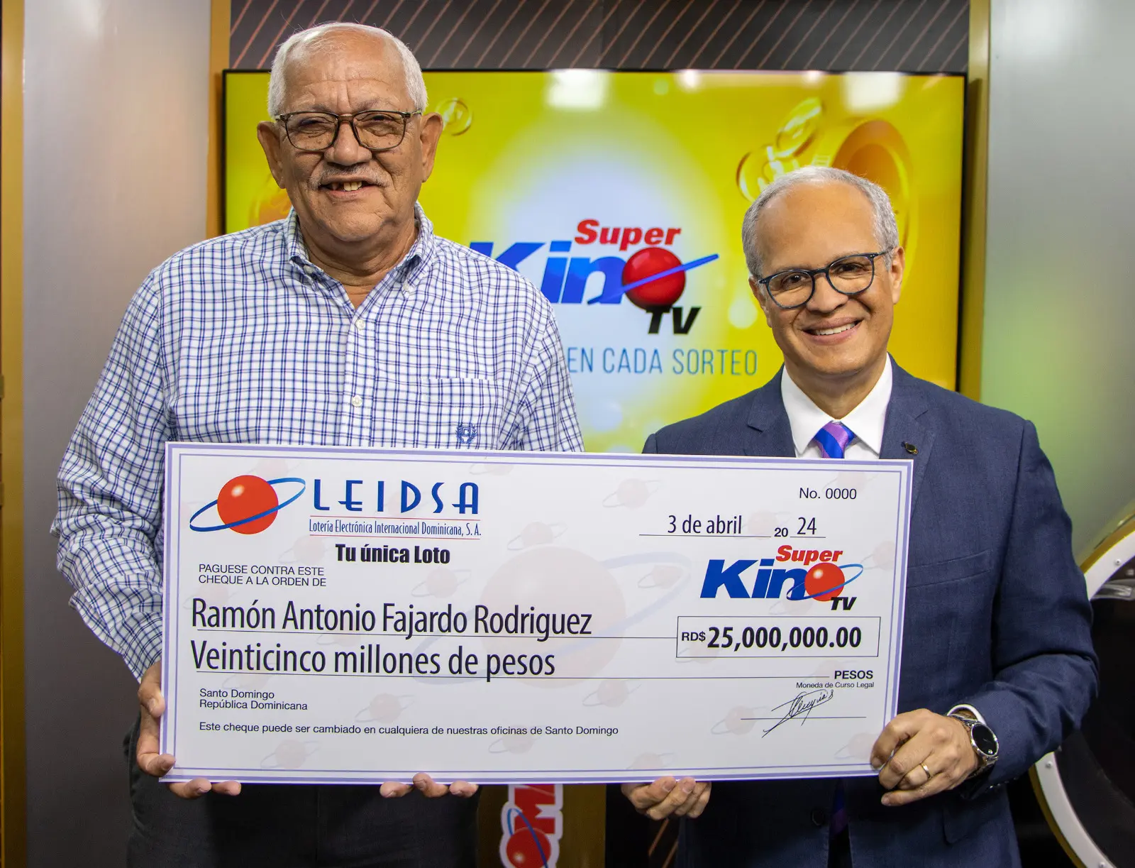 LEIDSA entrega 25 millones a profesor ganador del Súper Kino Tv.