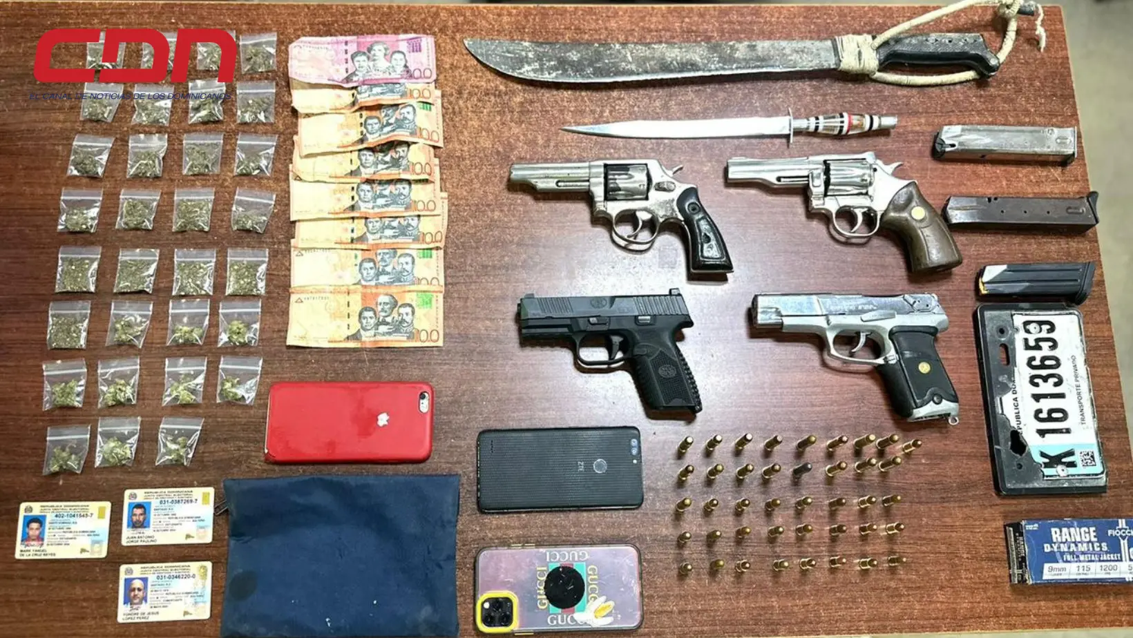 Incautan armas de fuego ilegales y drogas en Santiago