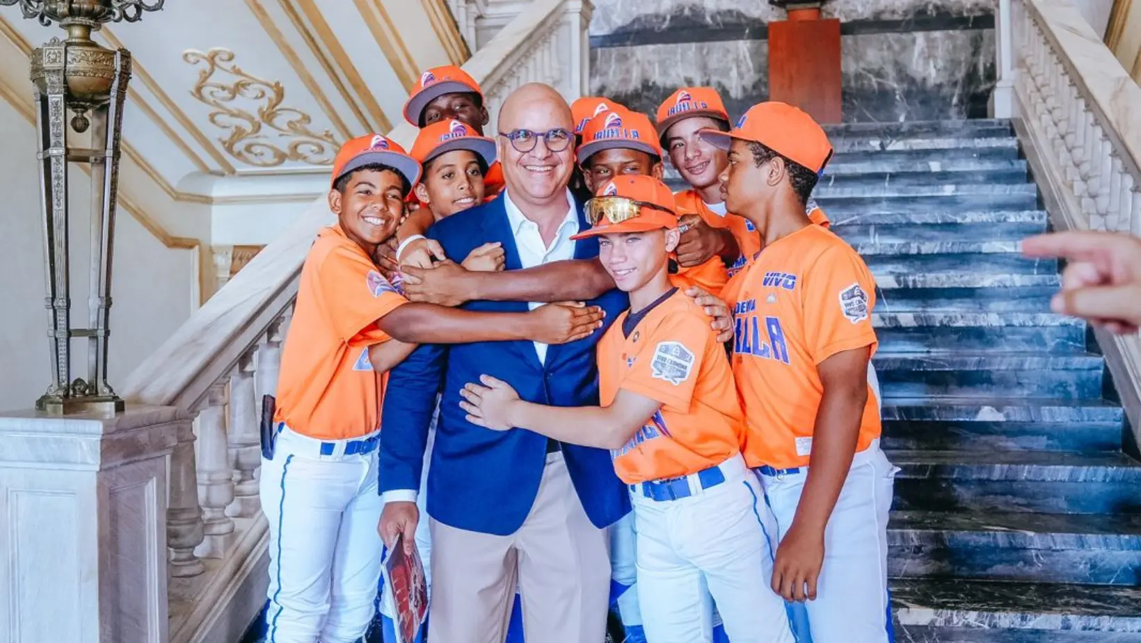 Declaran al ministro Igor Rodríguez como el padrino de los niños