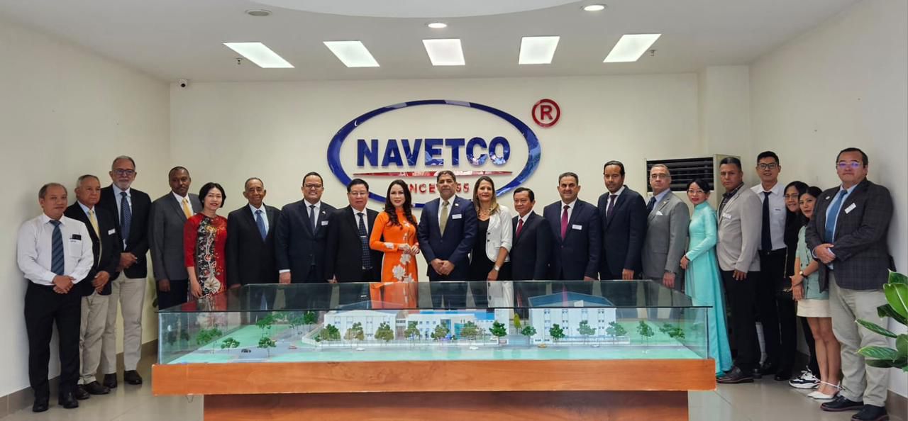 Limber Cruz visita laboratorio de la vacuna contra PPA en Vietnam