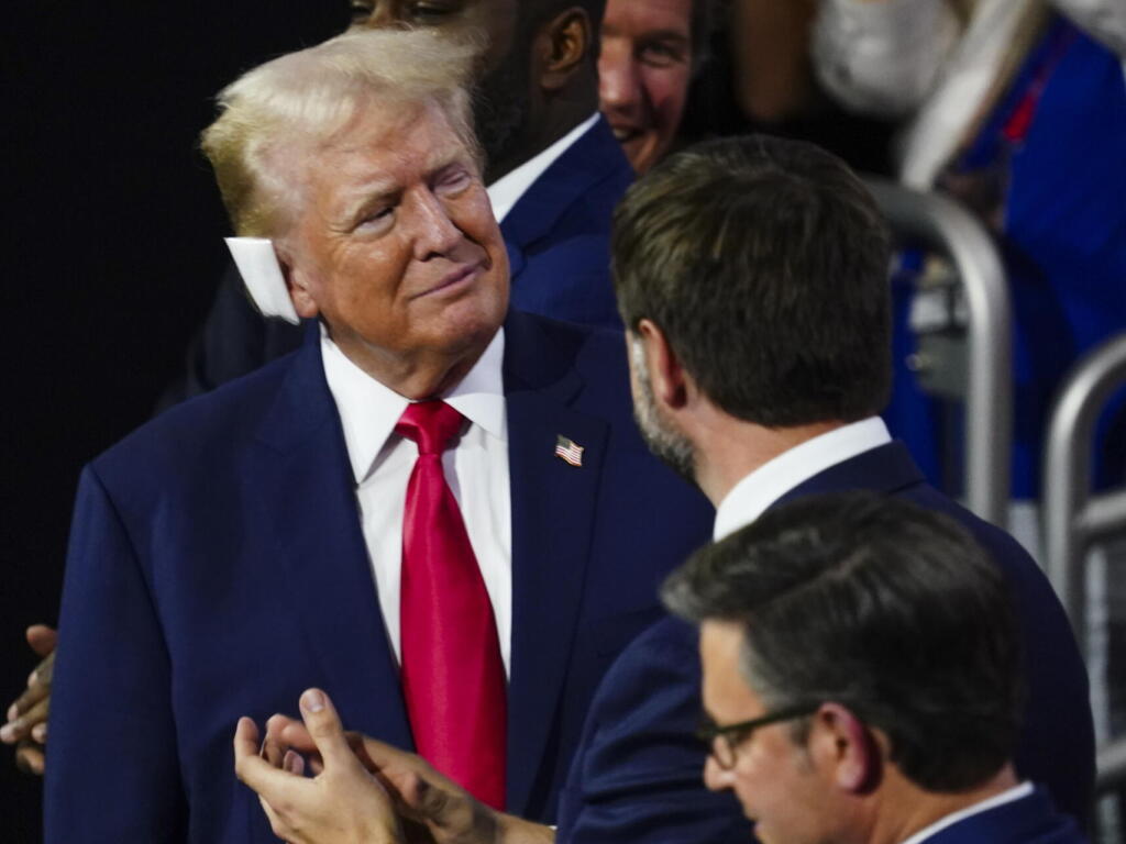 Trump reaparece con la oreja vendada