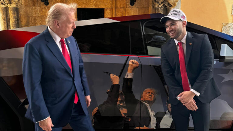 Así es el Cybertruck de Tesla que le regalaron a Trump