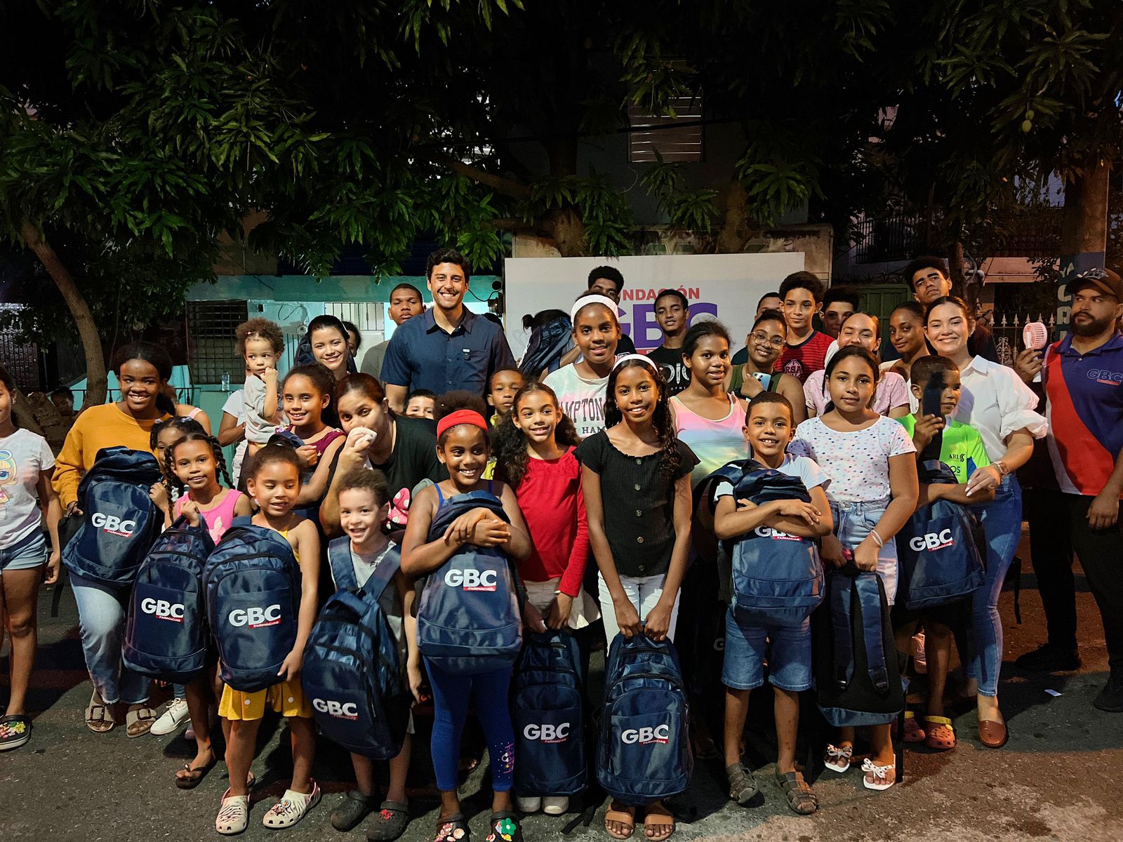 Fundación GBC entrega útiles escolares a miles de estudiantes