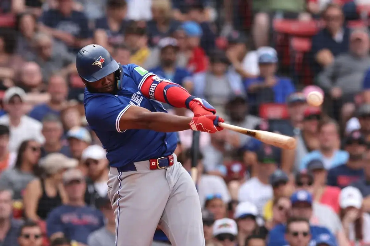 Guerrero Jr. empata a Devers en marca de batazos a los 25 años