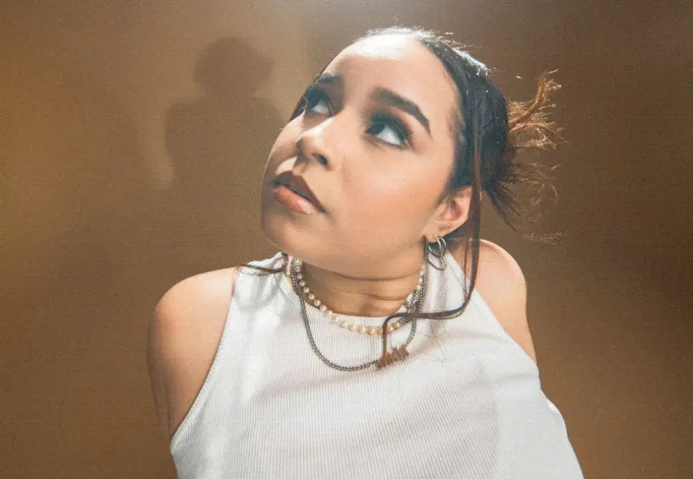 Michi comienza a contar una historia musical con "victim."