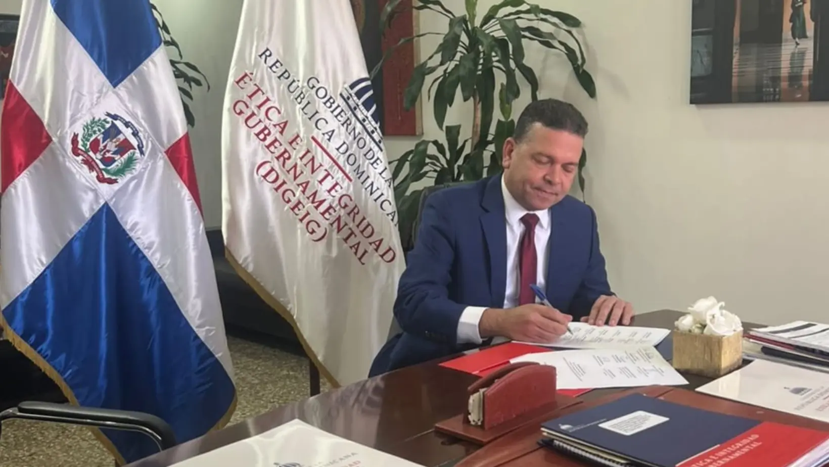 Rafael Cruz firma compromiso ético en Proindustria