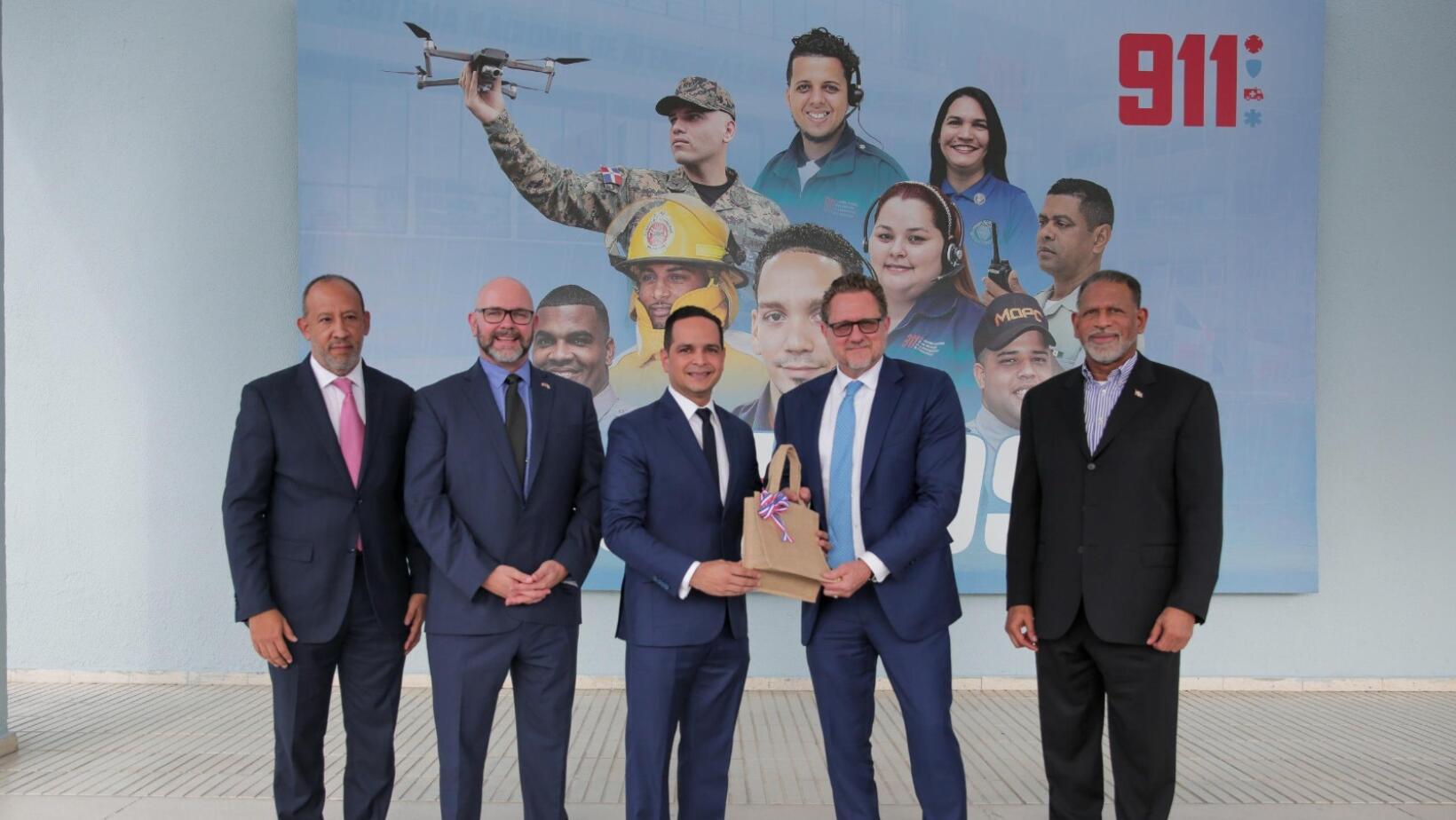 911 recibe visita del subsecretario adjunto del Programa INL