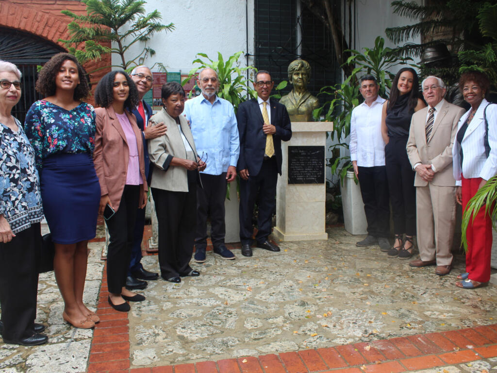 Develizan busto en honor a la profesora Idelisa Bonnelly