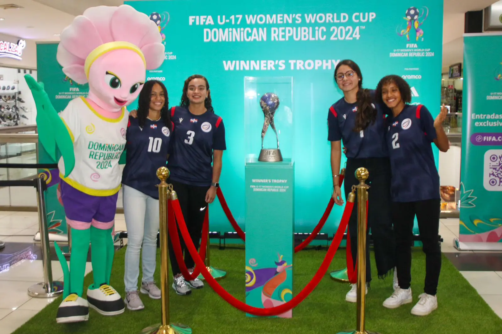 Reciben trofeo Campeonato Mundial de Fútbol Femenino Sub-17