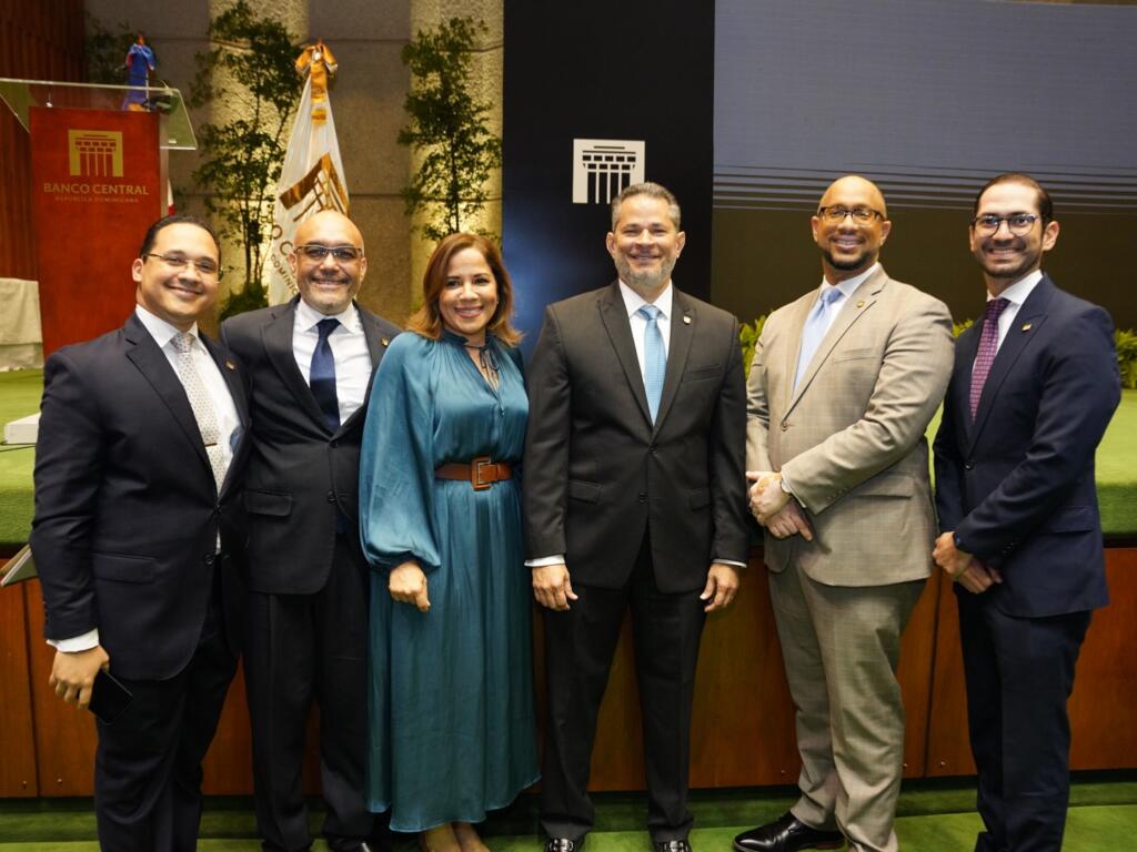 Valdez Albizu llega a 50 años en el Banco Central