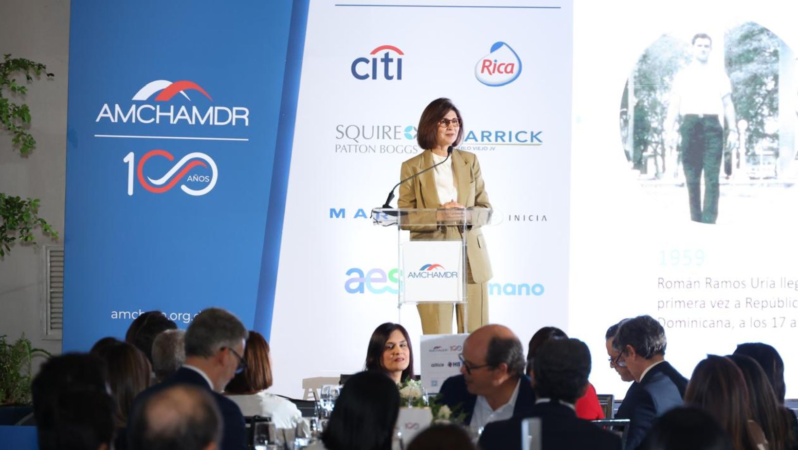 Destacan transformación y gobernanza en almuerzo AMCHAMDR