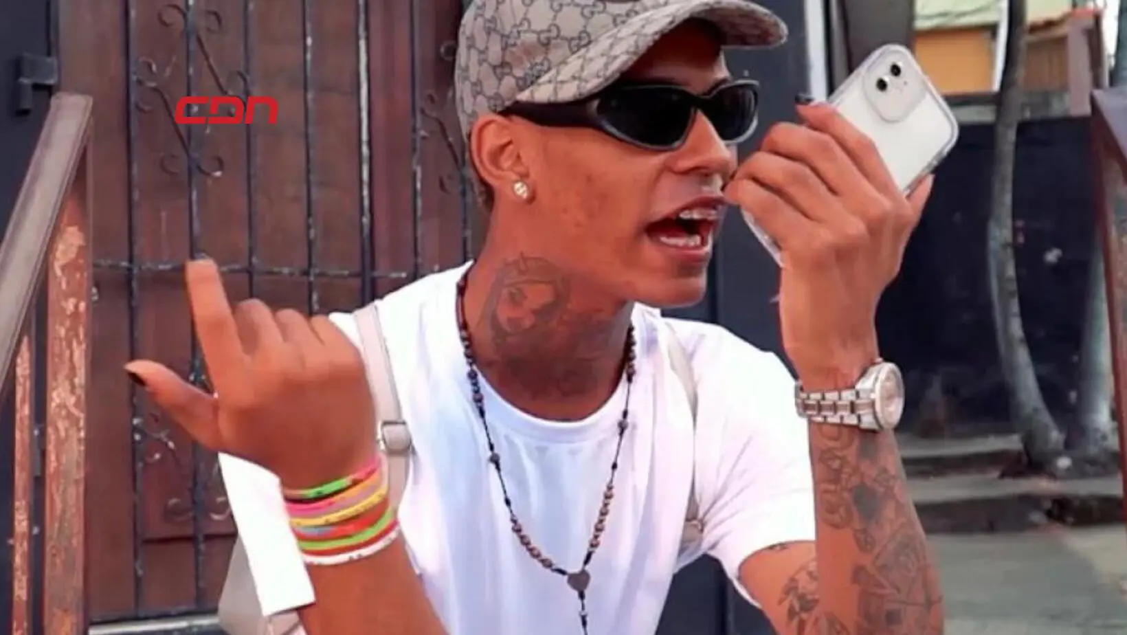 Dilon Baby en centro de la controversia tras sacar arma en tarima