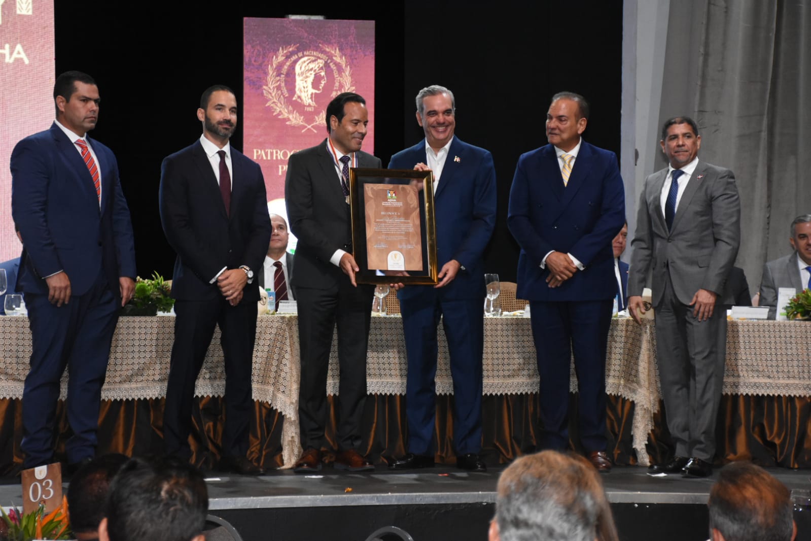 Reconocen al empresario Luis Brache