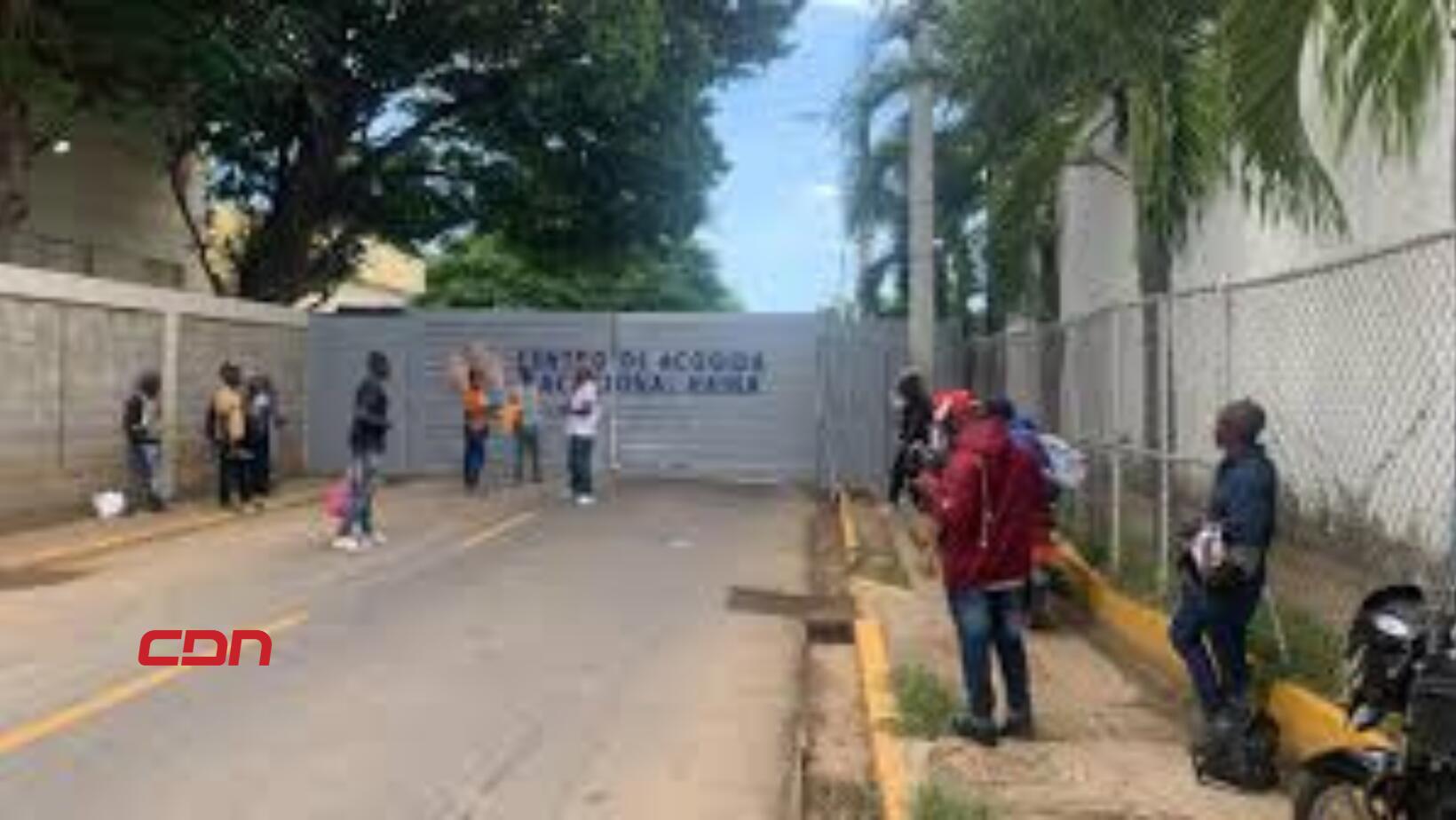 Tímida la llegada de haitianos al centro de acogida en Haina