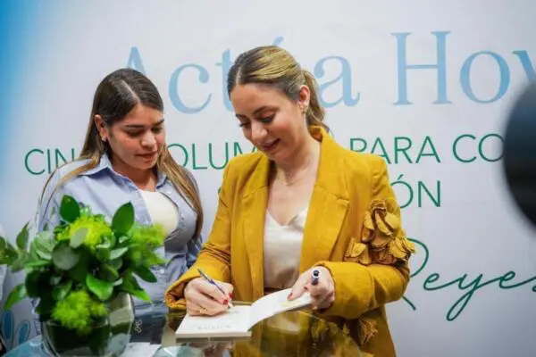 Gloria Reyes presenta su primer libro de superación personal