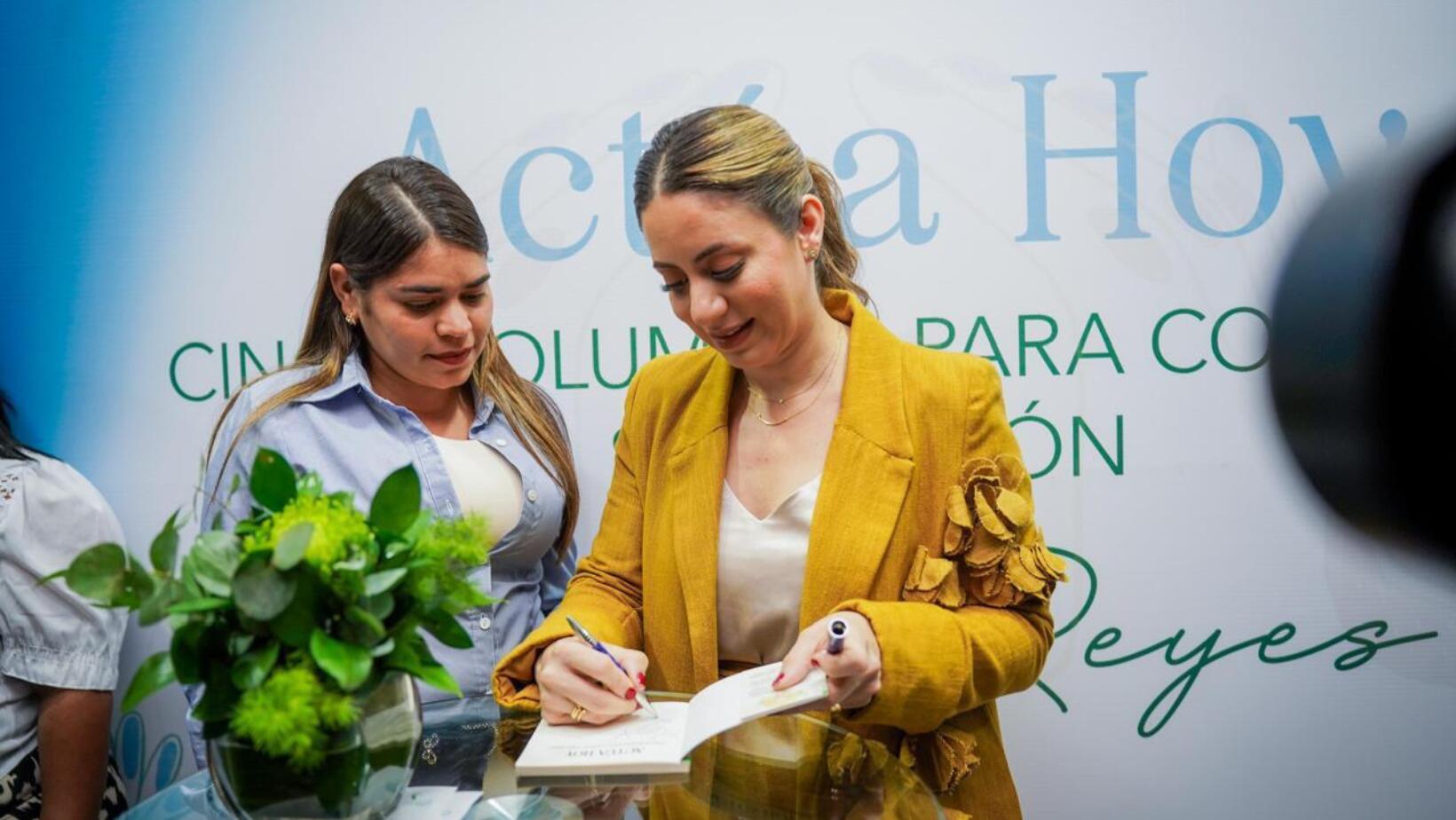 Gloria Reyes presenta su primer libro de superación personal