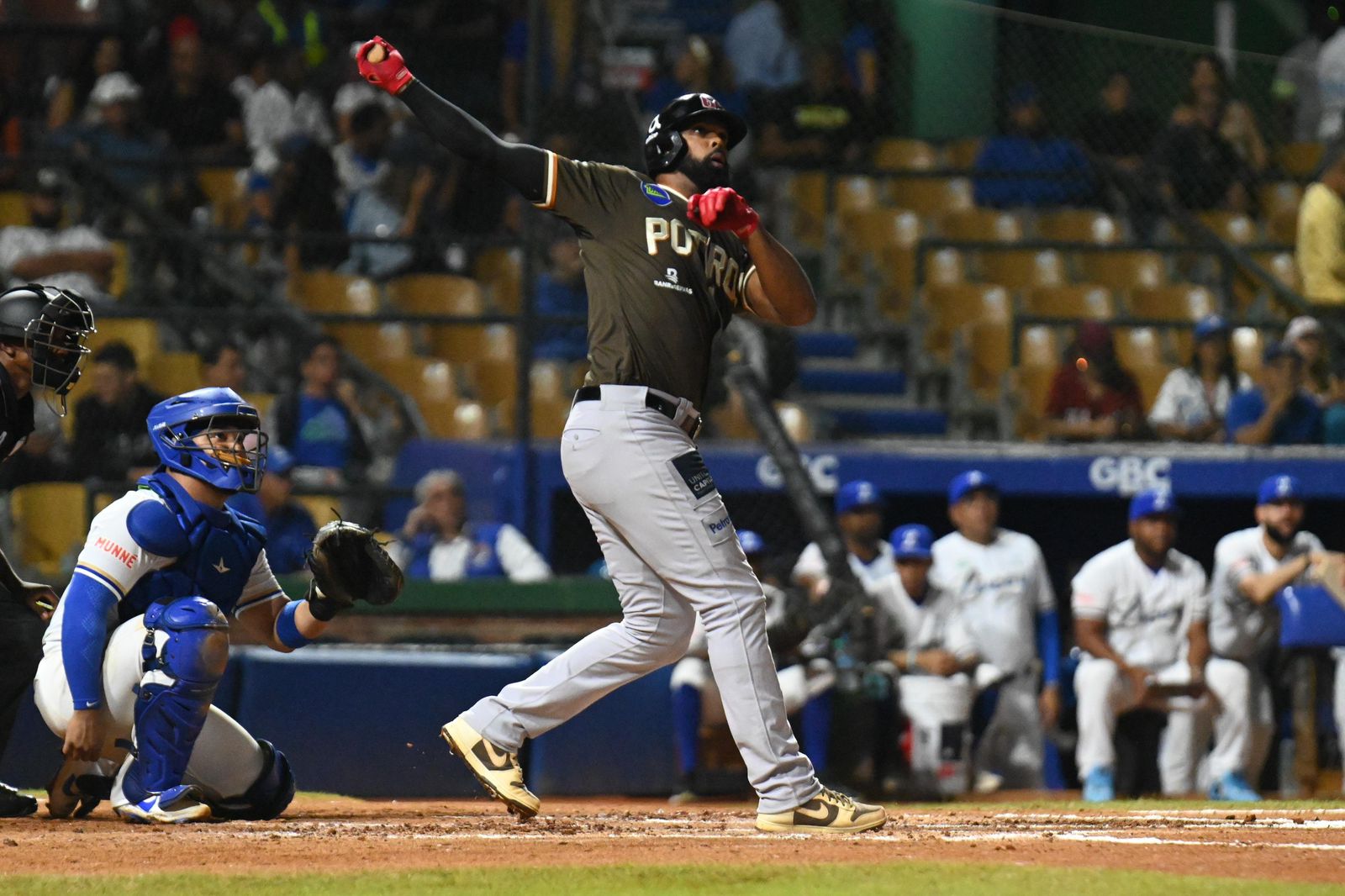 Peguero jonronea; Gigantes vencen al Licey en pelota invernal